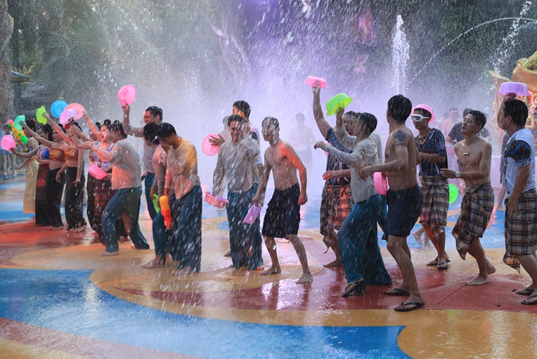 Water-splashing carnival drives away summer heat_EYESHENZHEN