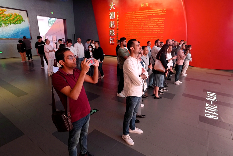 SZ development amazes Arab youth_EYESHENZHEN