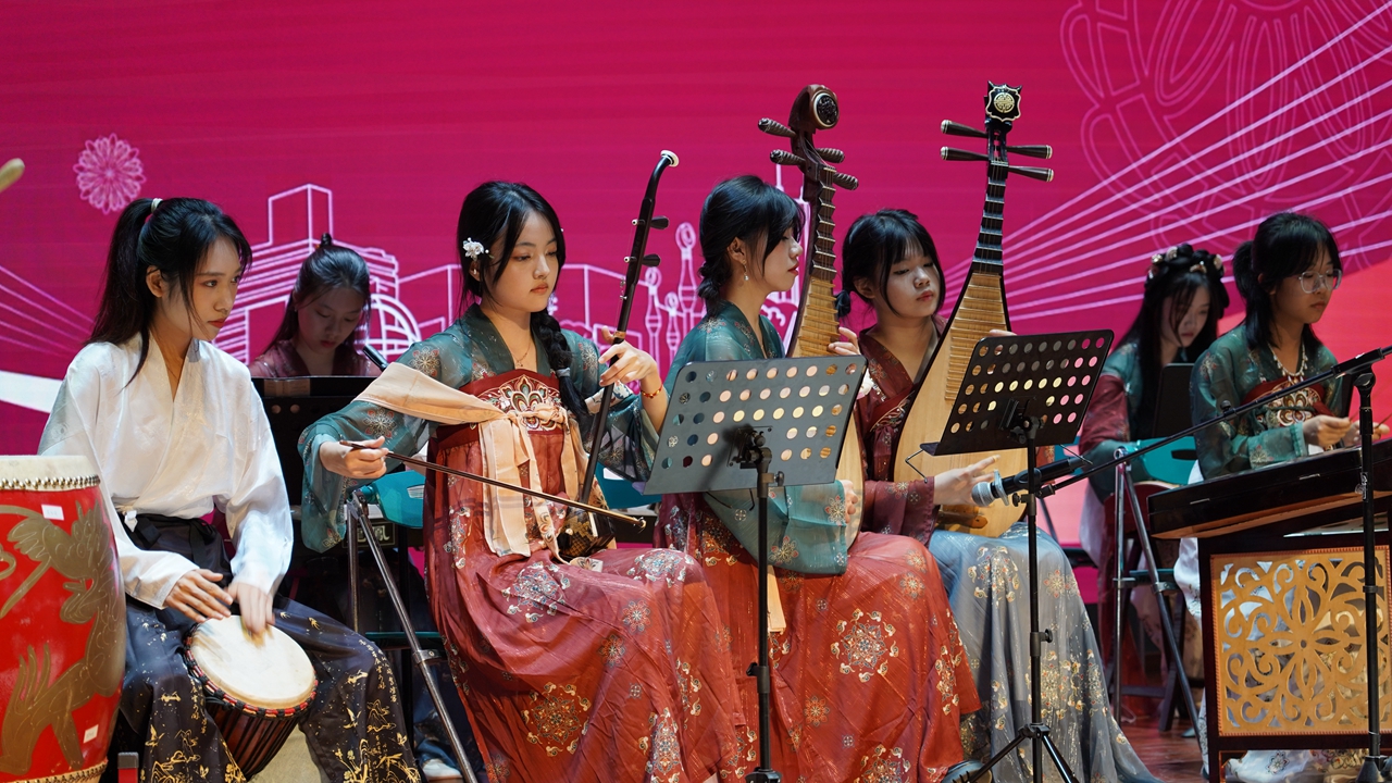 China-India concert deepens friendship_EYESHENZHEN