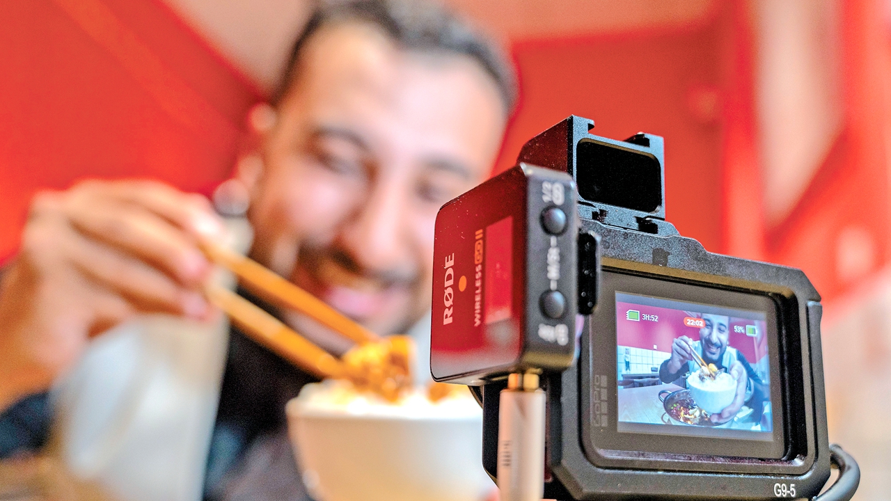 Foreign vloggers show real China to global audiences_EYESHENZHEN