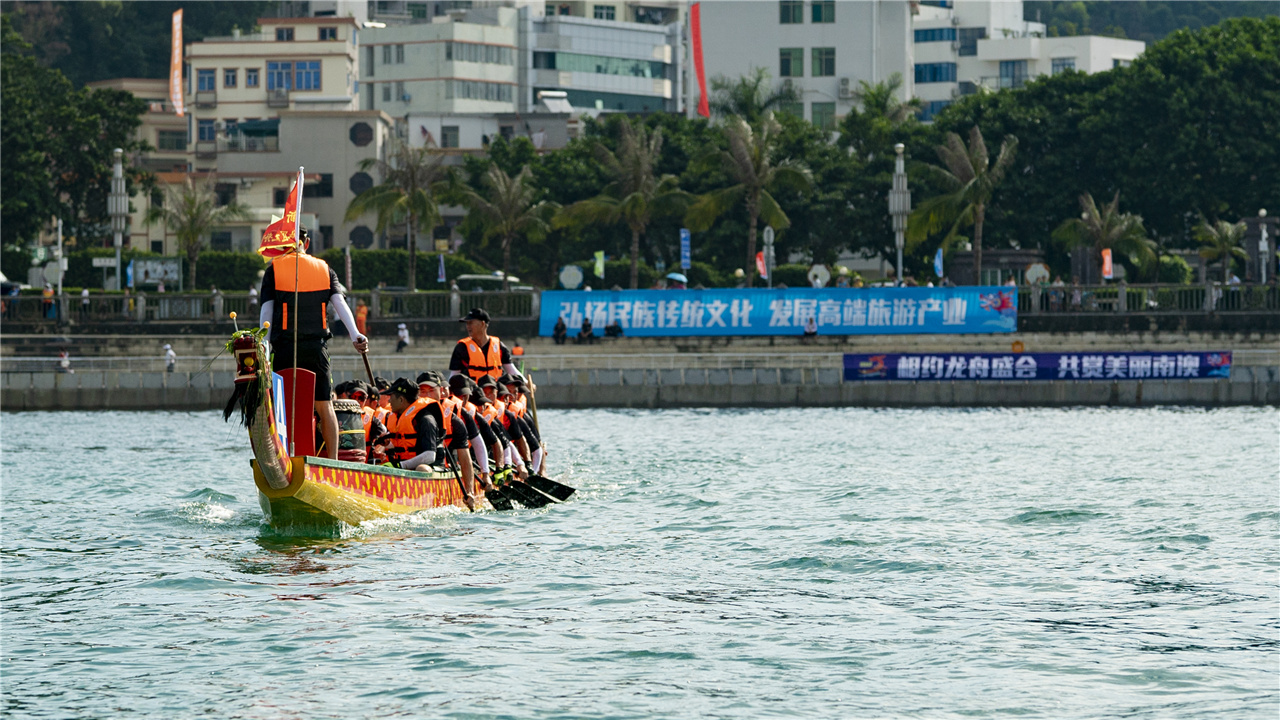 Dragon boat race held in Dapeng_EYESHENZHEN