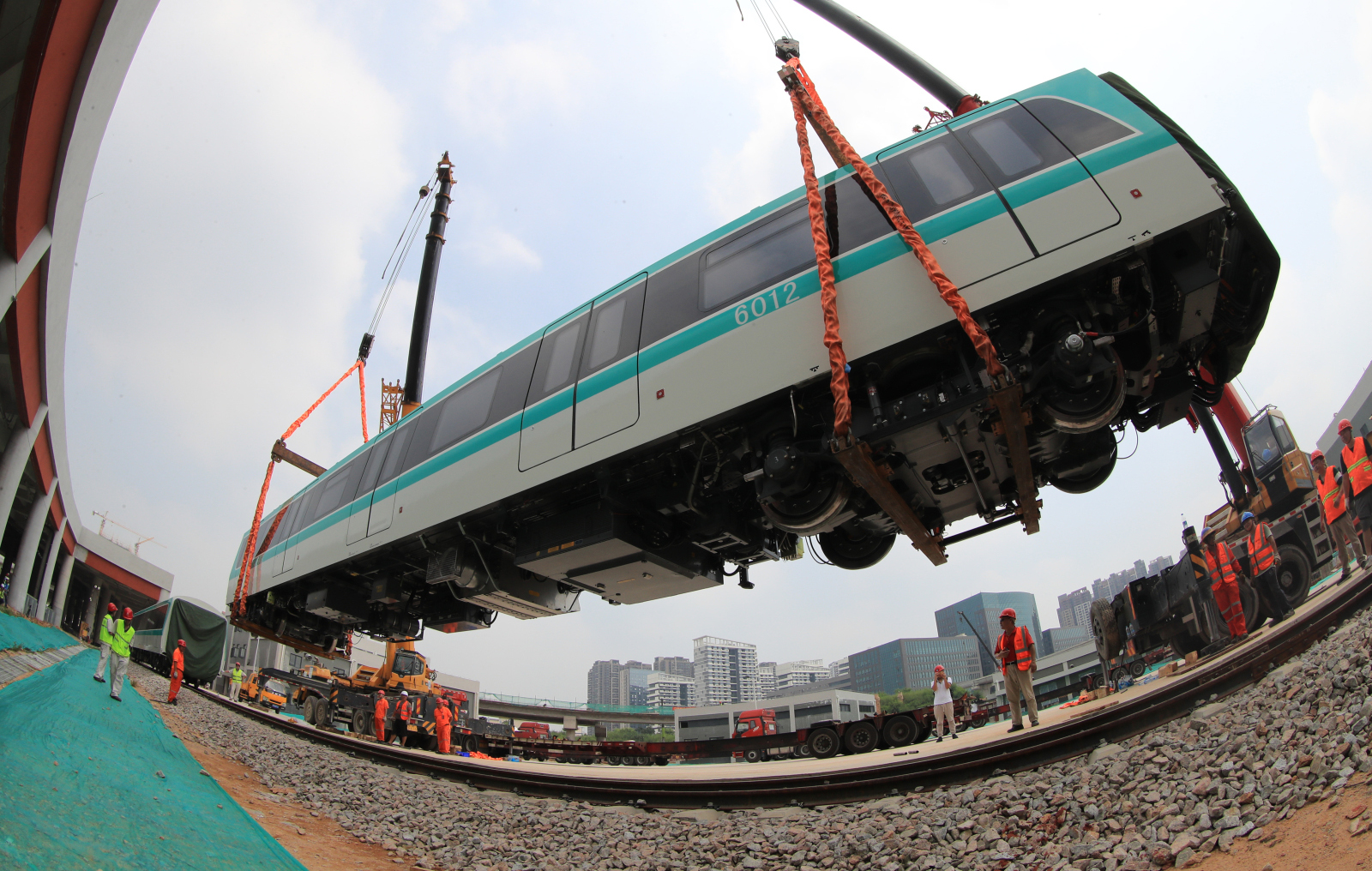 New Metro train arrives for Line 6_EYESHENZHEN