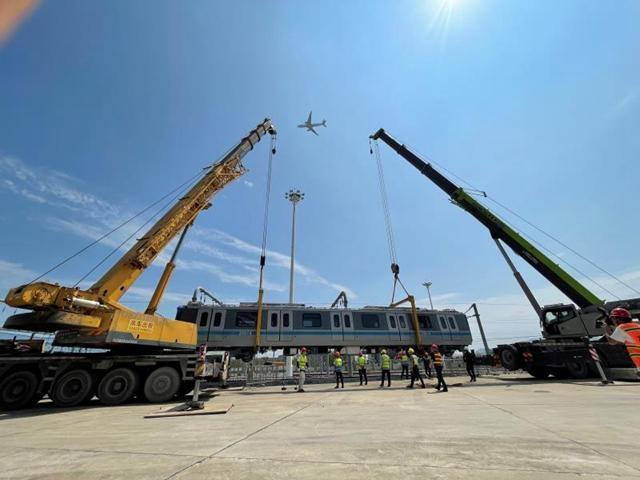 Autonomous Metro train arrives_EYESHENZHEN