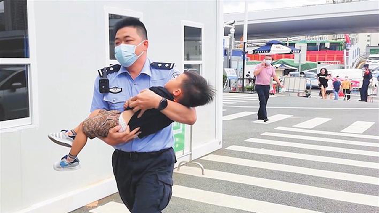 Citizen thanks police officer for helping rescue son_EYESHENZHEN