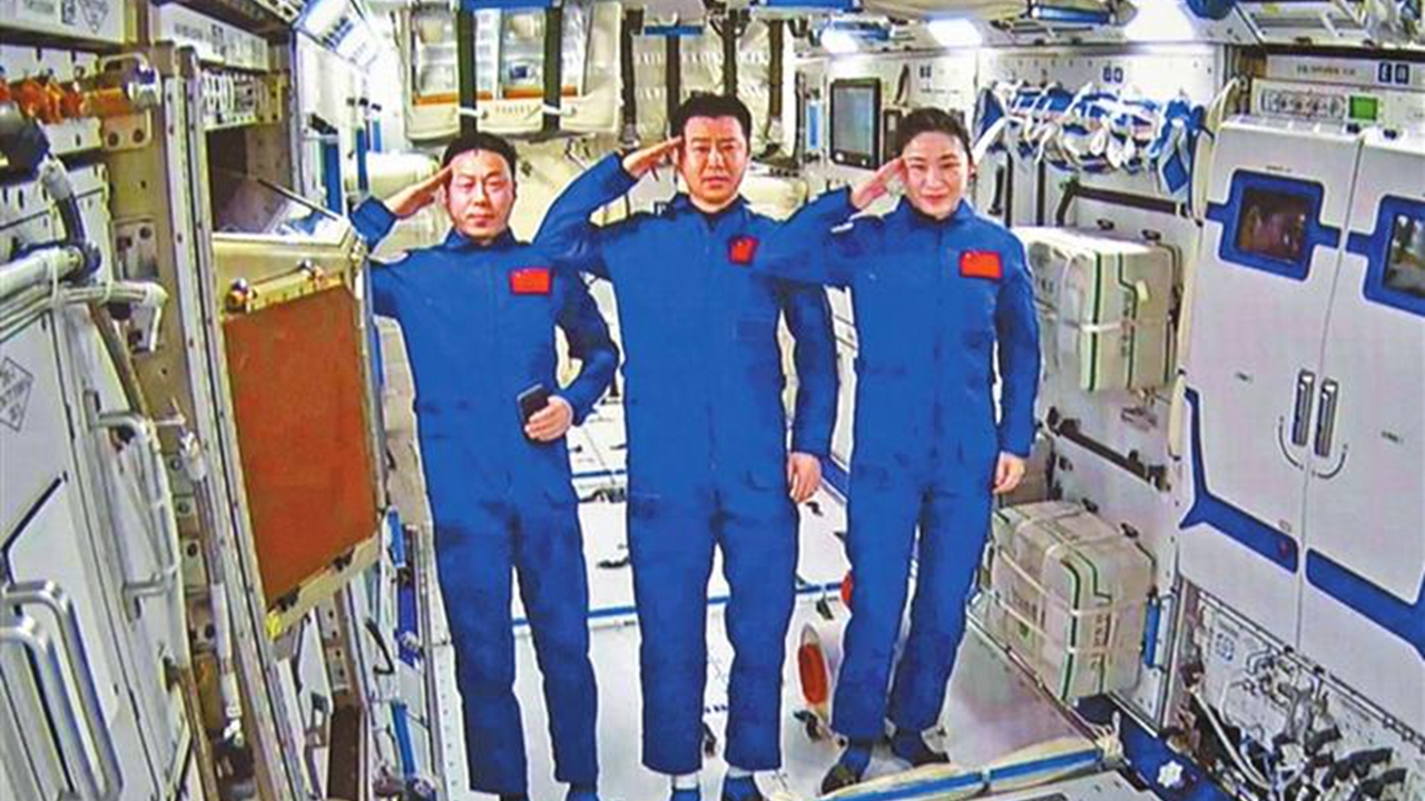 Shenzhou-14 astronauts enter Wentian lab module_EYESHENZHEN