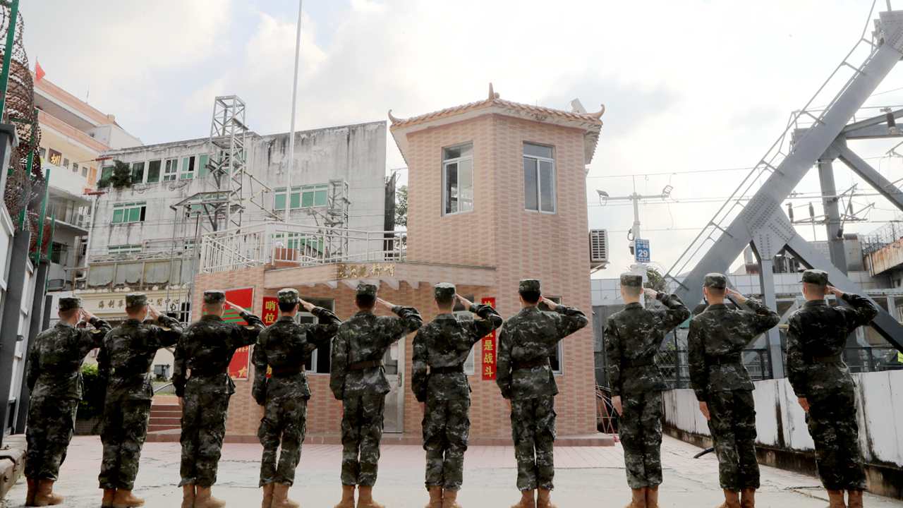 Salute Luohu Bridge guarding post_EYESHENZHEN