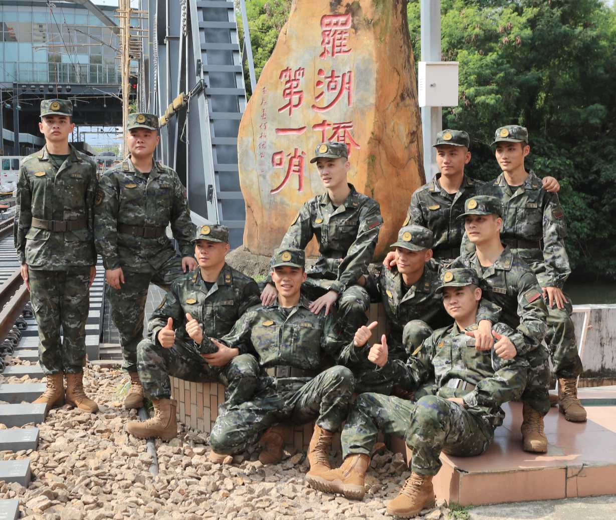 Salute Luohu Bridge guarding post_EYESHENZHEN