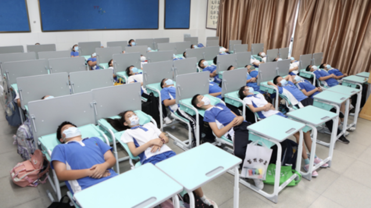 School puts nap desks into use_EYESHENZHEN