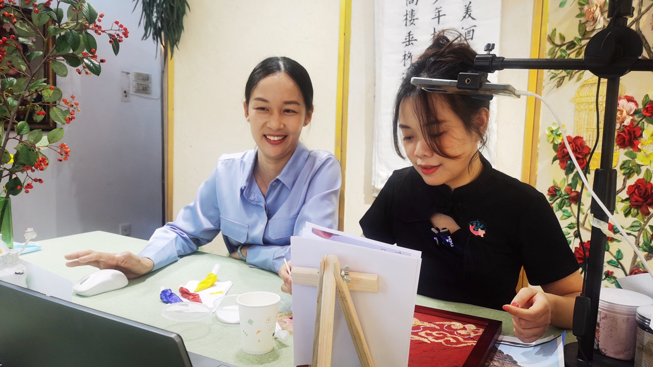 Hongshan International Service Center gives free painting class_EYESHENZHEN