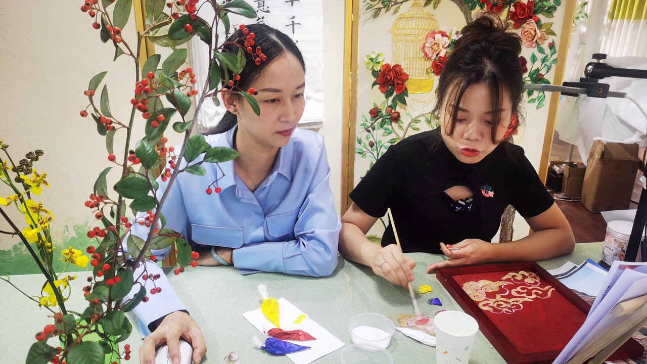 Hongshan International Service Center gives free painting class_EYESHENZHEN