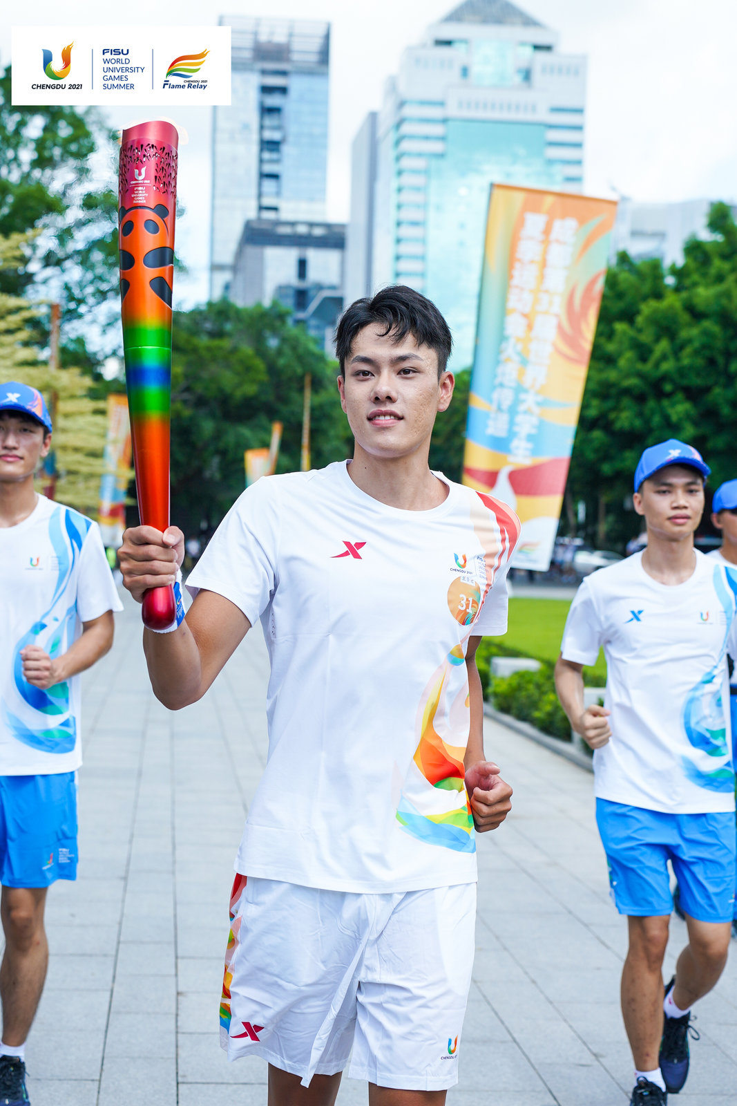 Chengdu Universiade torch relay hits town_EYESHENZHEN
