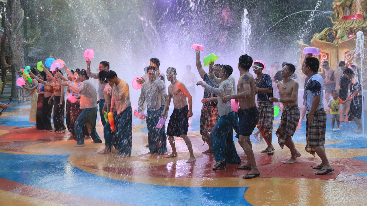Water-splashing carnival drives away summer heat_EYESHENZHEN
