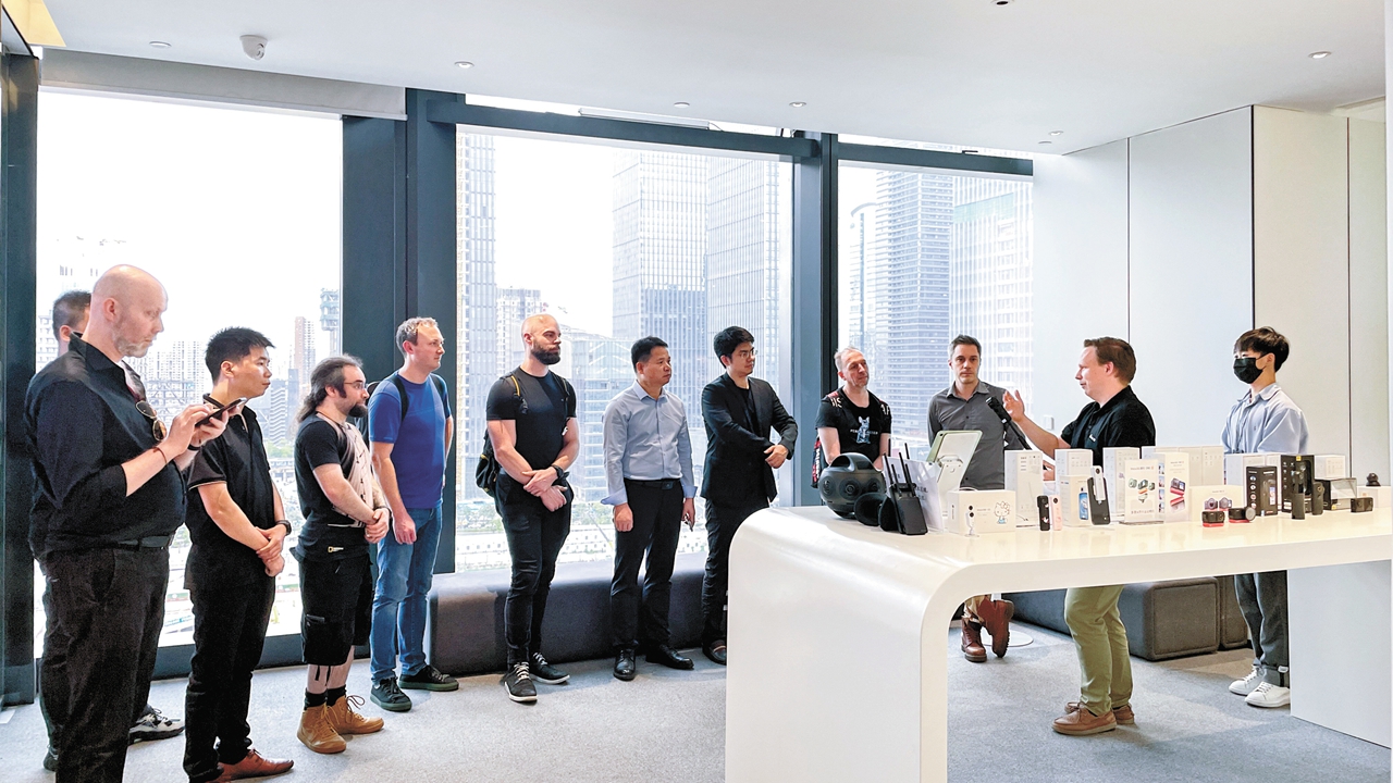 Intl. service center attends to concerns of expats_EYESHENZHEN