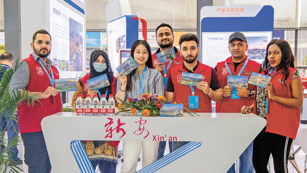 Intl. service center attends to concerns of expats_EYESHENZHEN