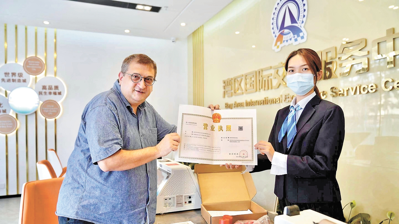 Intl. service center attends to concerns of expats_EYESHENZHEN