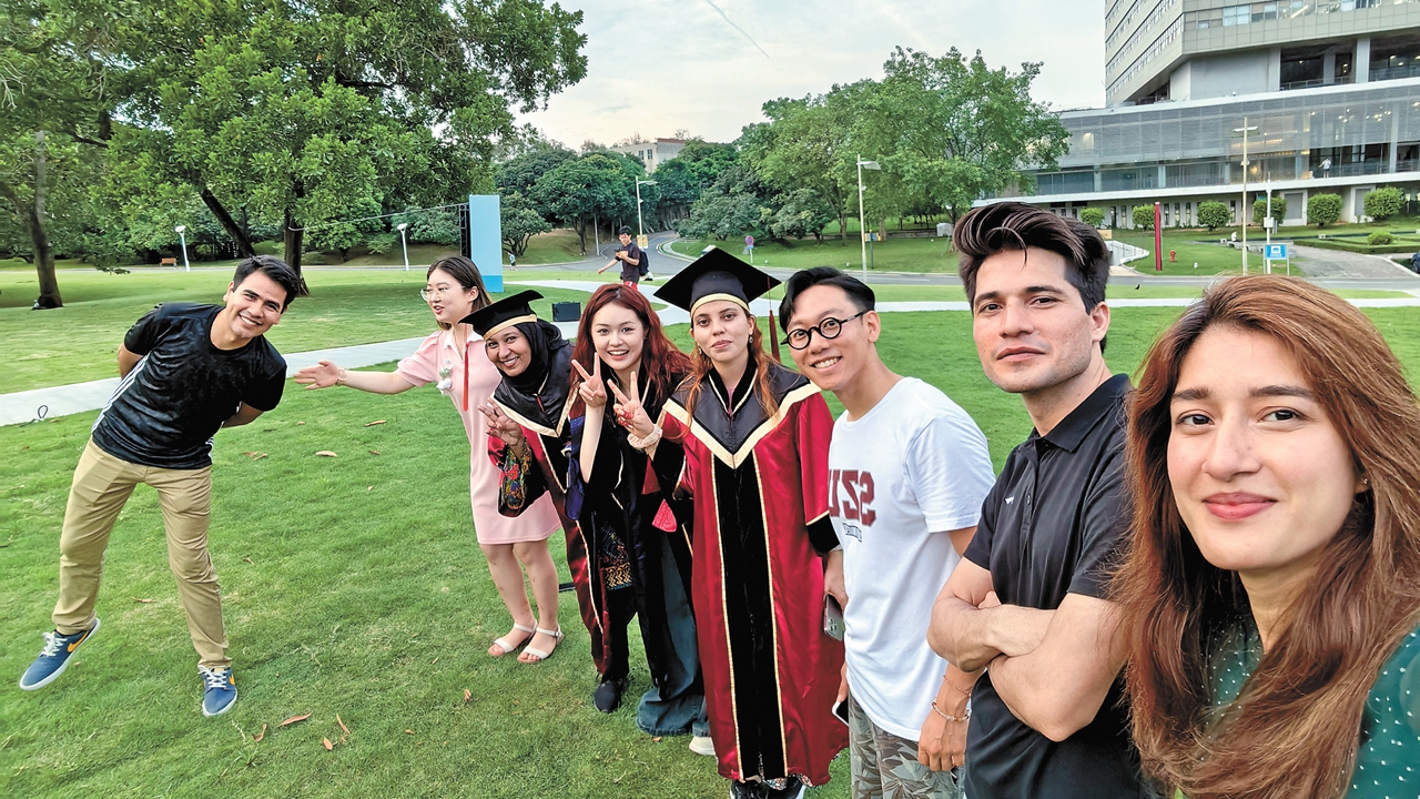 Intl. student choir strikes a chord with tales of China_EYESHENZHEN