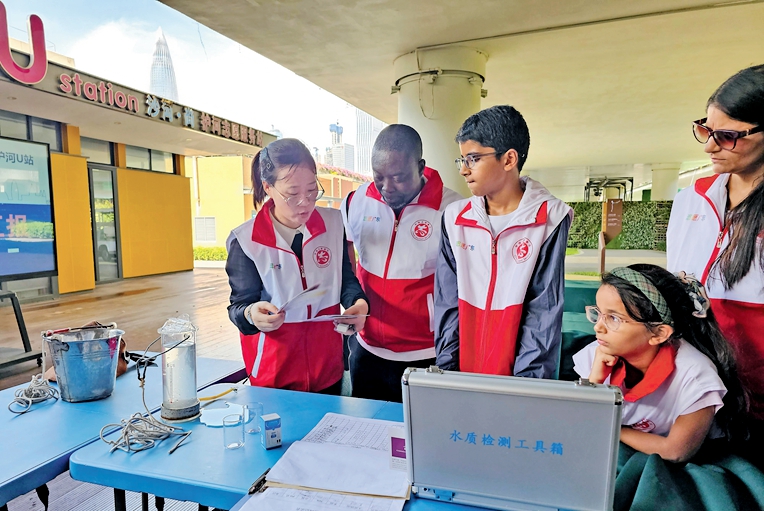 Red vests make a difference in city_EYESHENZHEN
