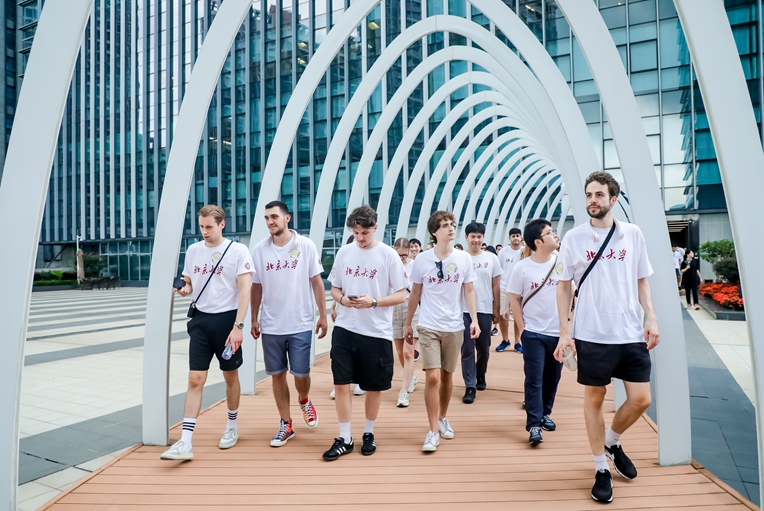 Intl. students on ice-breaking tour_EYESHENZHEN