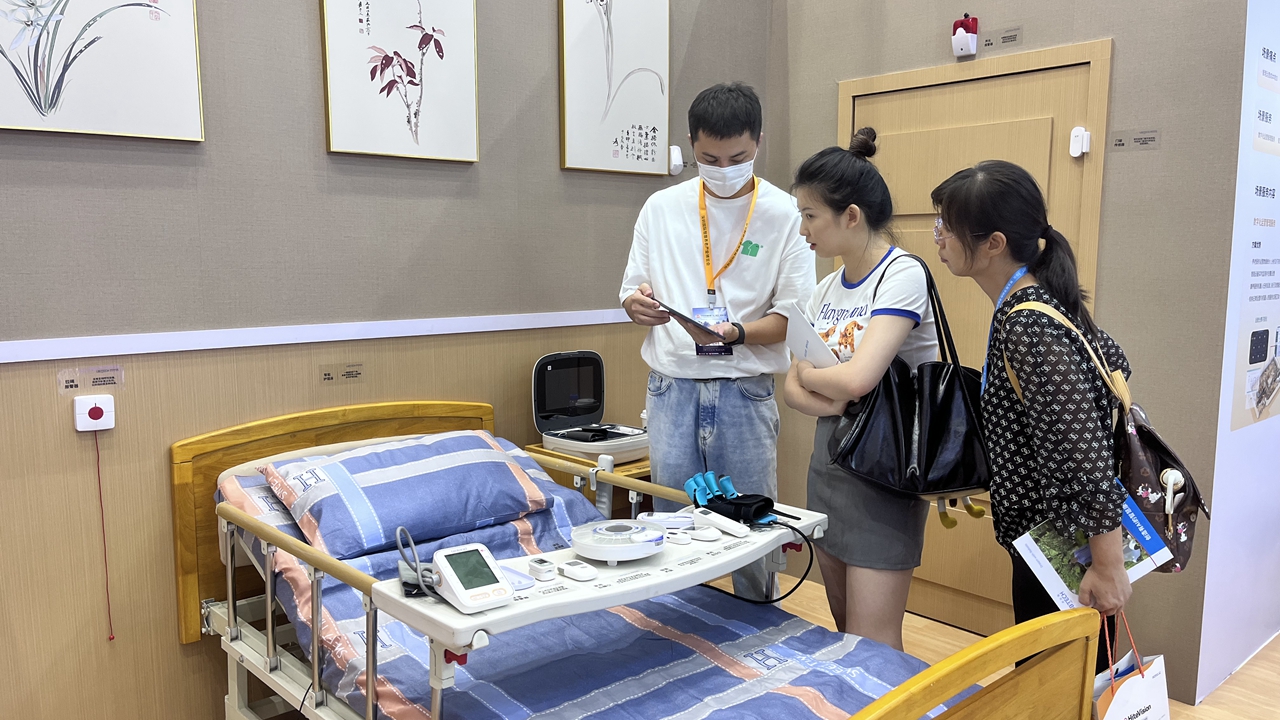 Smart technologies empower elderly care_EYESHENZHEN