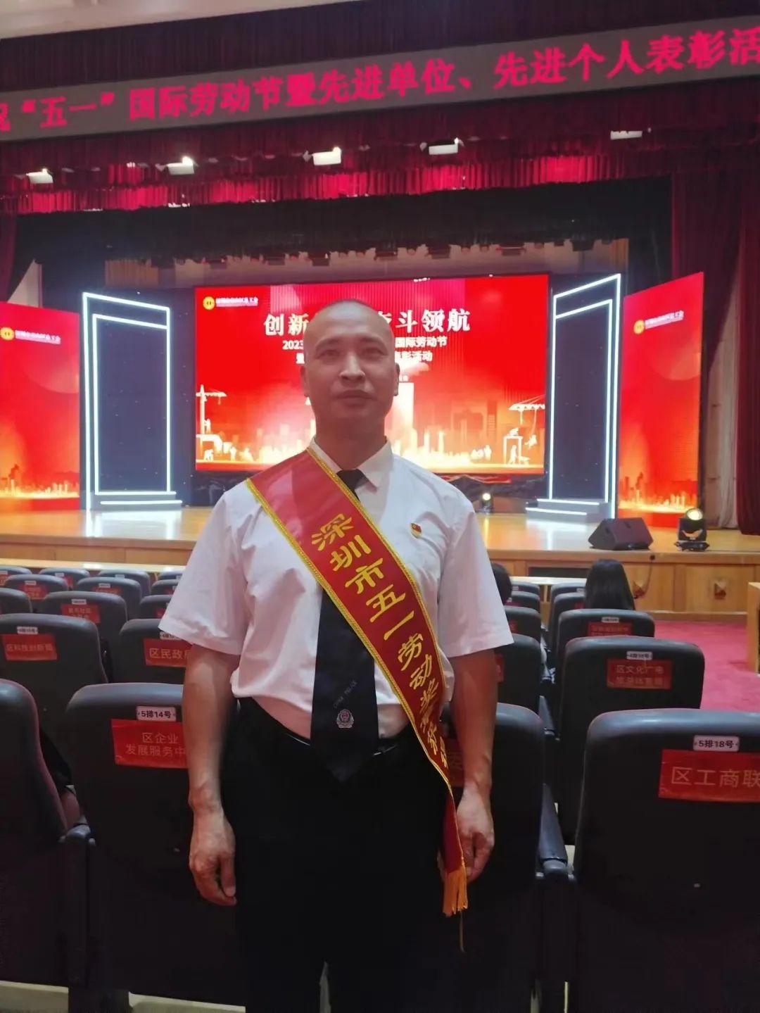 Driver unleashes uncommon compassion in everyday life_EYESHENZHEN