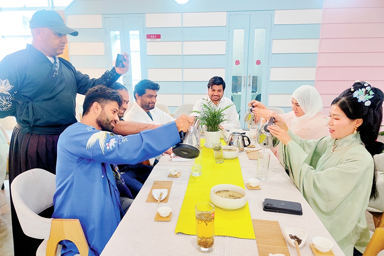 Expats immersed in traditional Chinese cultural activities_EYESHENZHEN