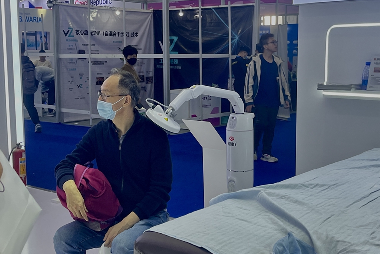 Suspended moxibustion device entices visitors_EYESHENZHEN