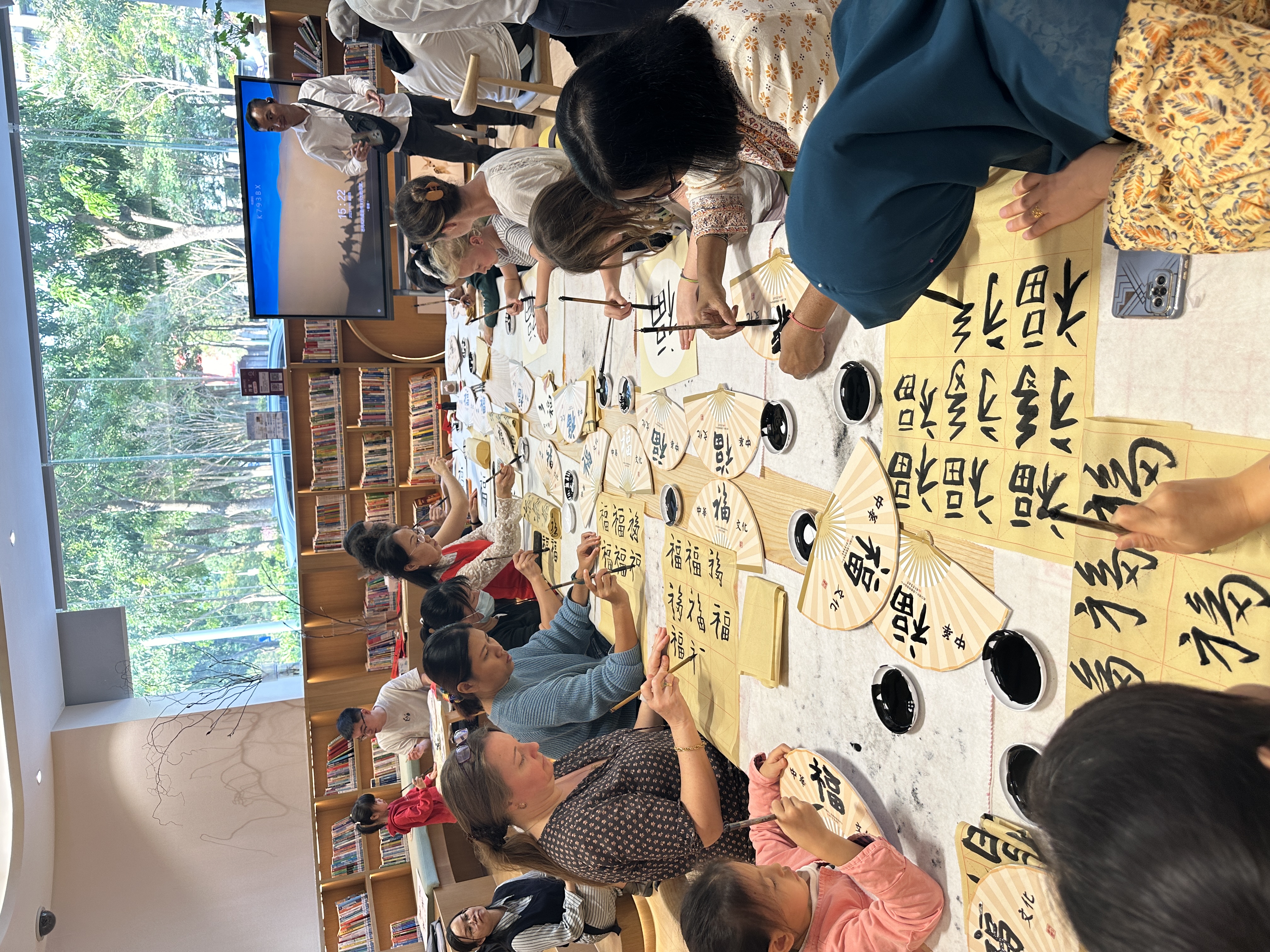 Expats learn Chinese calligraphy_EYESHENZHEN