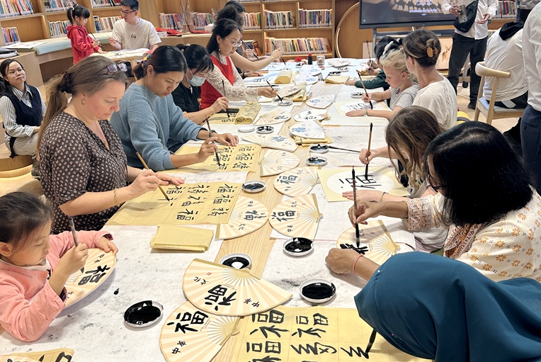 Expats encounter with the beauty of Chinese calligraphy_EYESHENZHEN