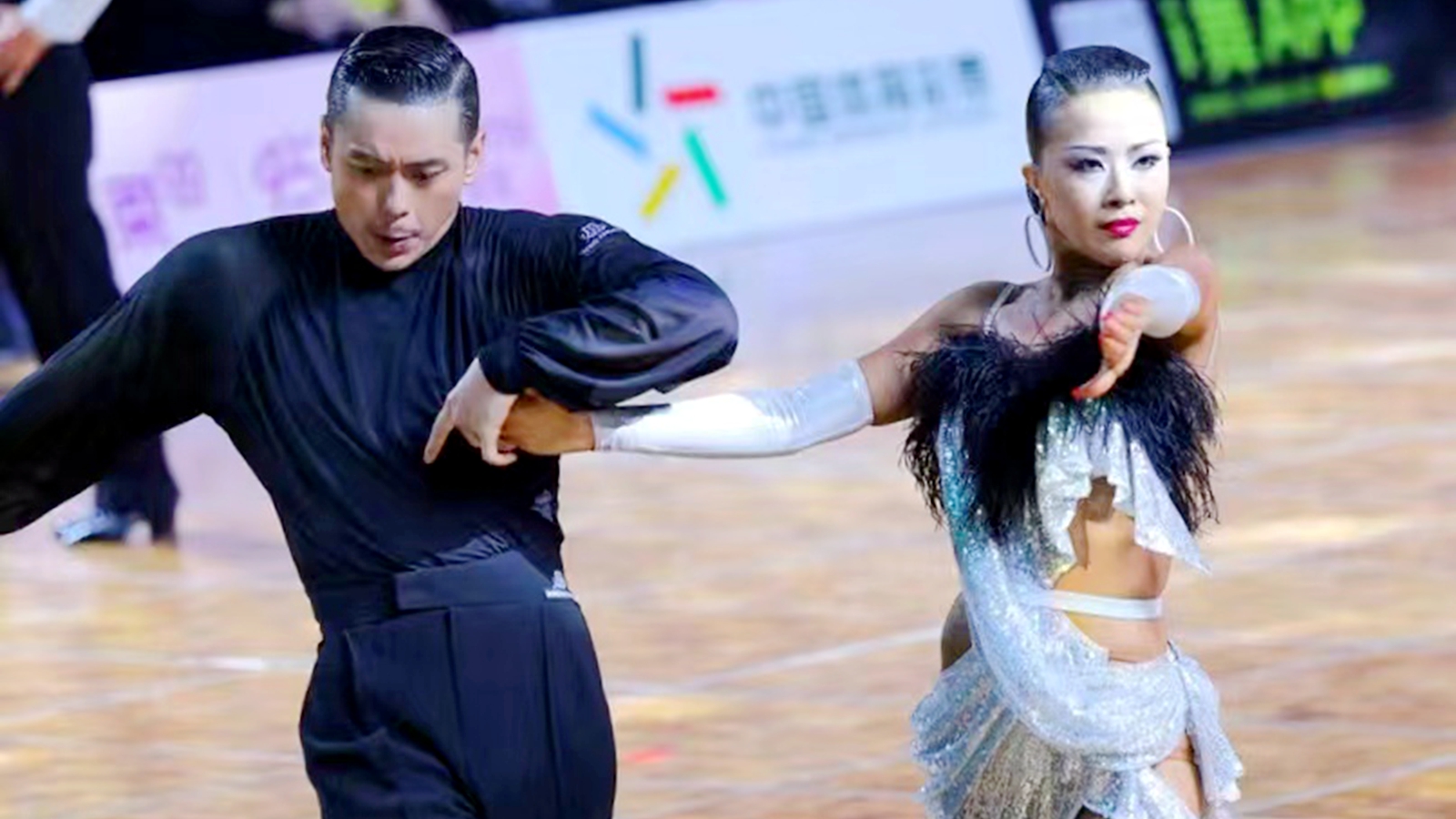 Annual dance fest kicks off in Luohu_EYESHENZHEN