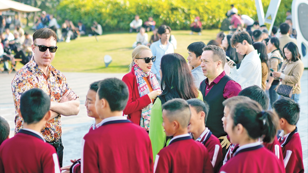 'I Love You China' flash mobs celebrate New Year_EYESHENZHEN