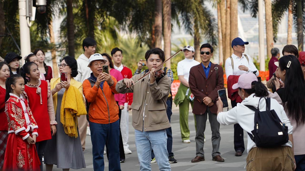 'I Love You China' flash mobs celebrate New Year_EYESHENZHEN