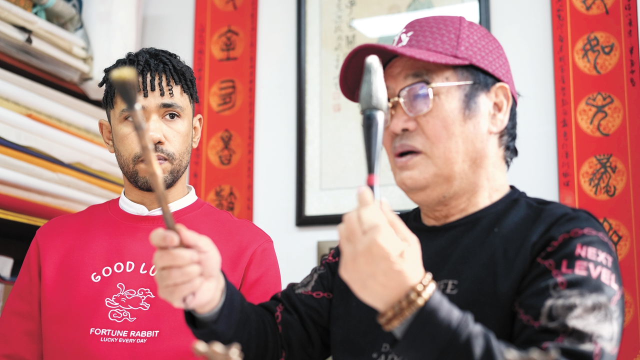 American explores Chinese calligraphy_EYESHENZHEN