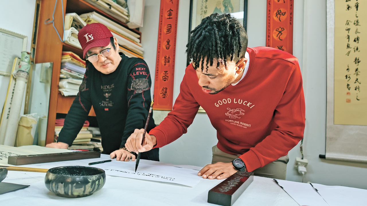 American explores Chinese calligraphy_EYESHENZHEN