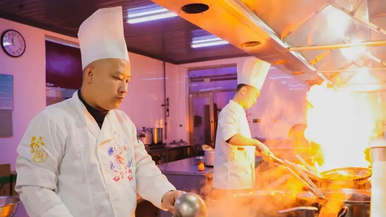 Dragon-themed reunion meals much sought-after_EYESHENZHEN
