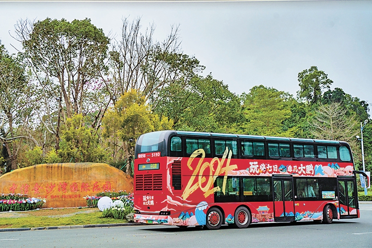 Sightseeing bus takes riders on free tour_EYESHENZHEN