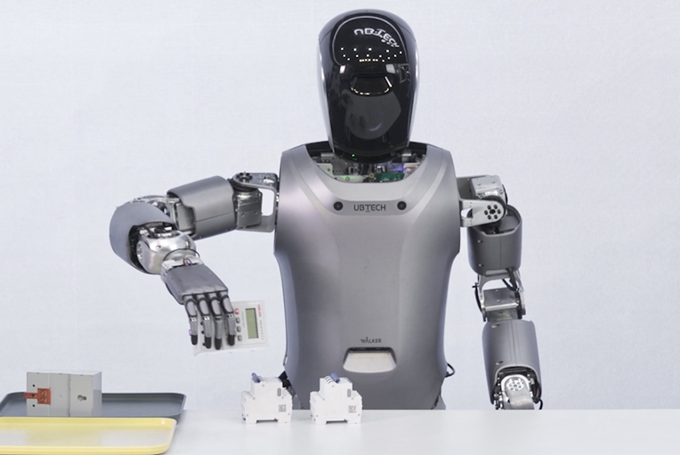 SZ-made robot gains access to AI large model_EYESHENZHEN