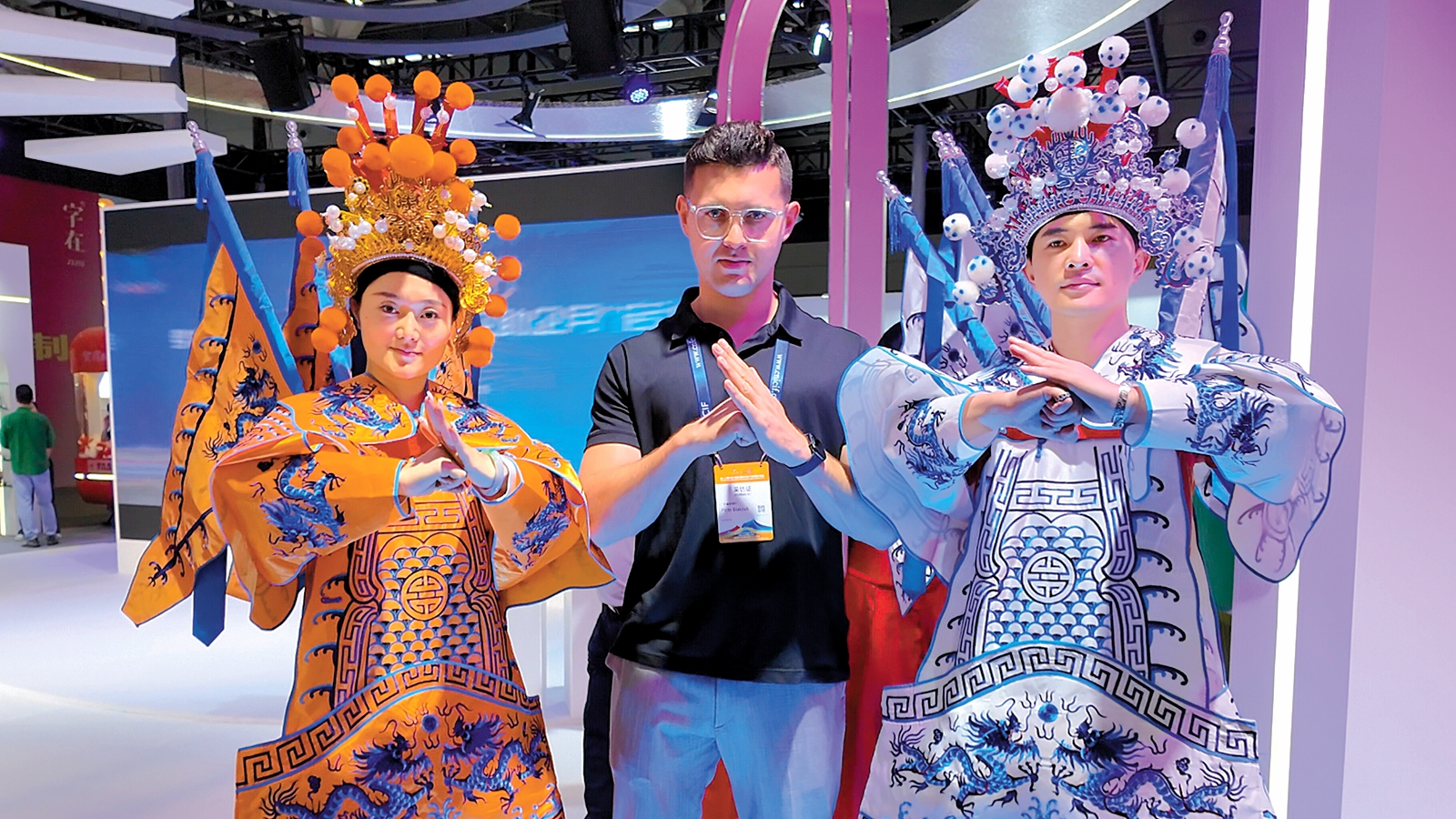 Shuibei and Luohu charms captivate expats on visit_EYESHENZHEN