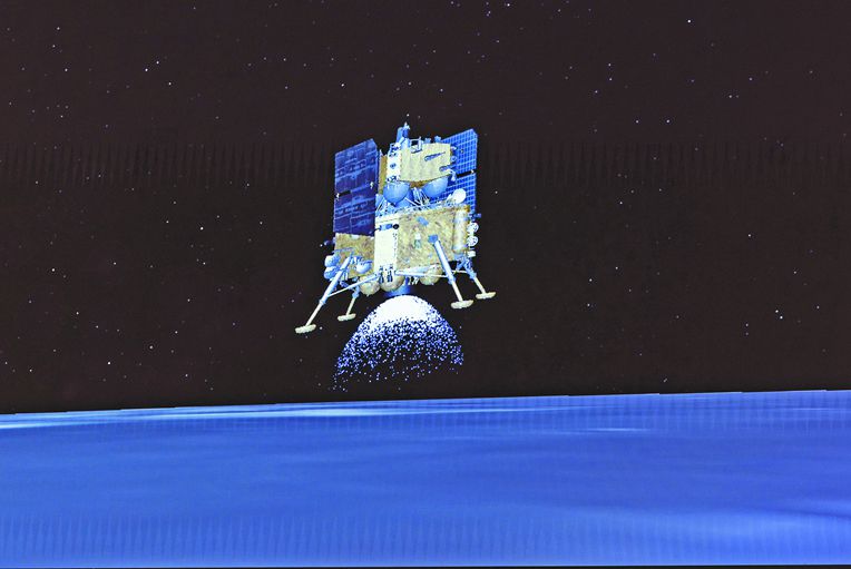 Chang’e-6 rover makes historic landing on far side of Moon_EYESHENZHEN