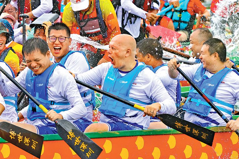 City awash in Dragon Boat Festival tradition and cheer_EYESHENZHEN