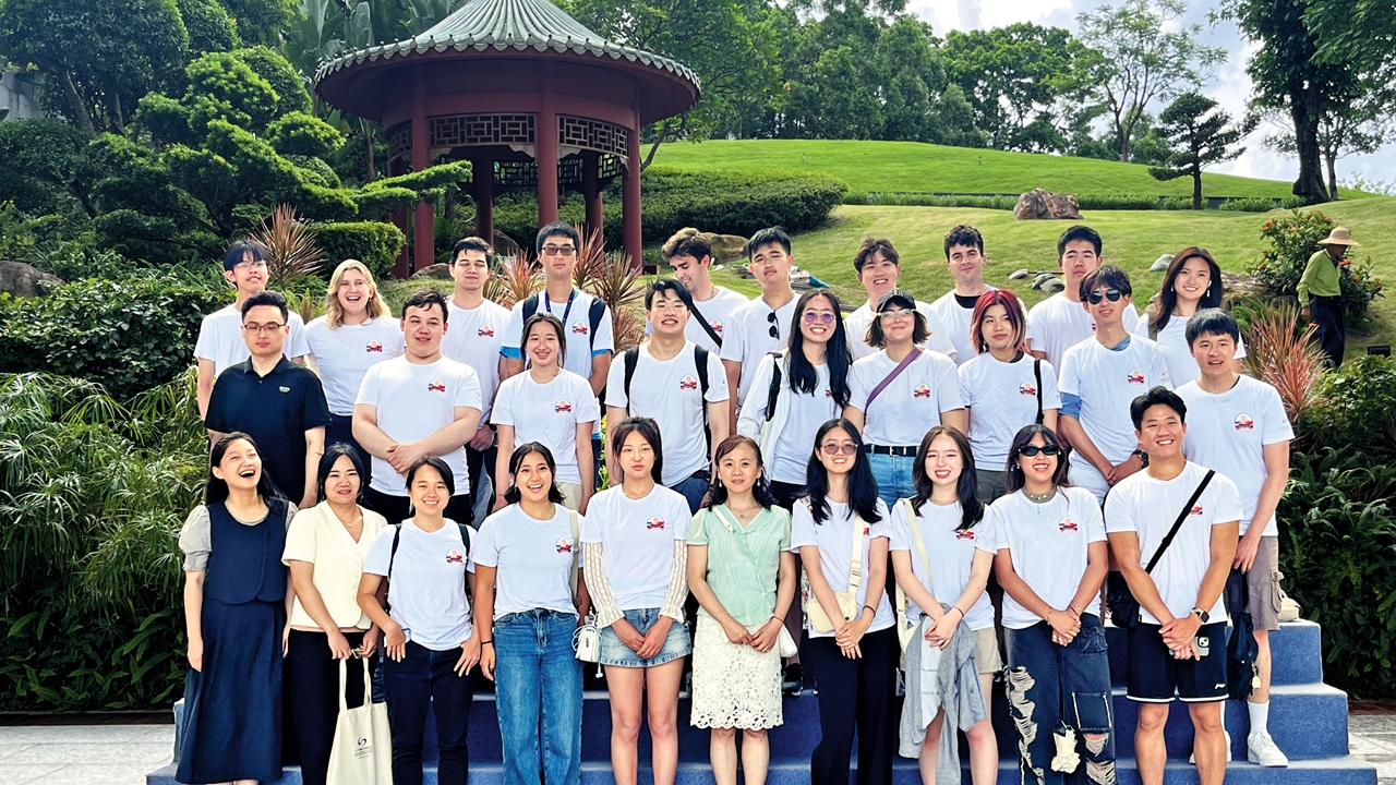 Campus tour creates ties between students_EYESHENZHEN