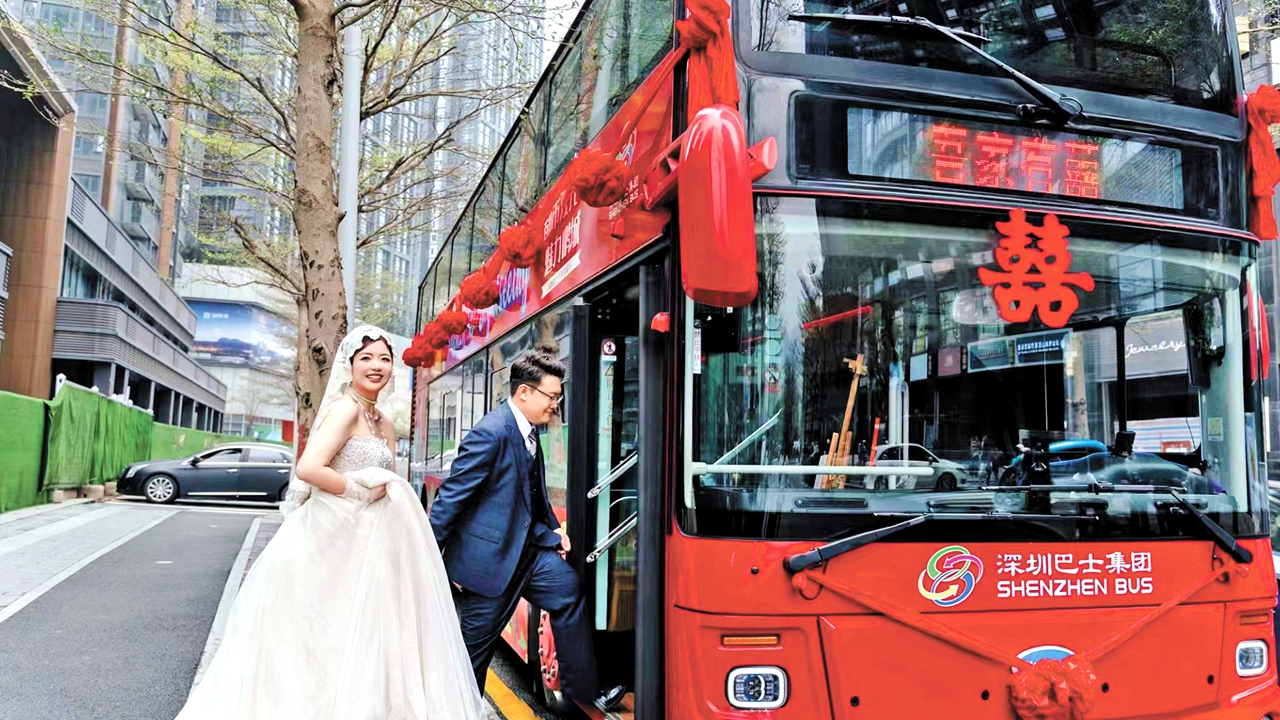 Public buses offer innovative services to woo passengers_EYESHENZHEN