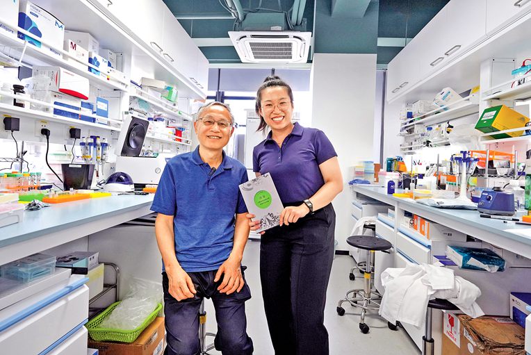 AI meets biology: The journey of Dr. Zhou_EYESHENZHEN