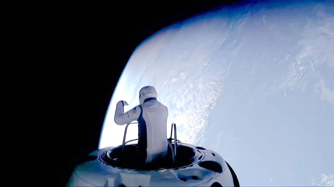 US astronauts complete 1st commercial spacewalk | EYESHENZHEN