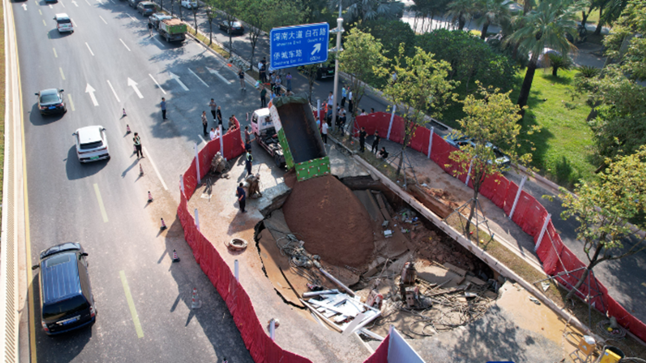 Road cave-in causes major traffic disruptions | EYESHENZHEN