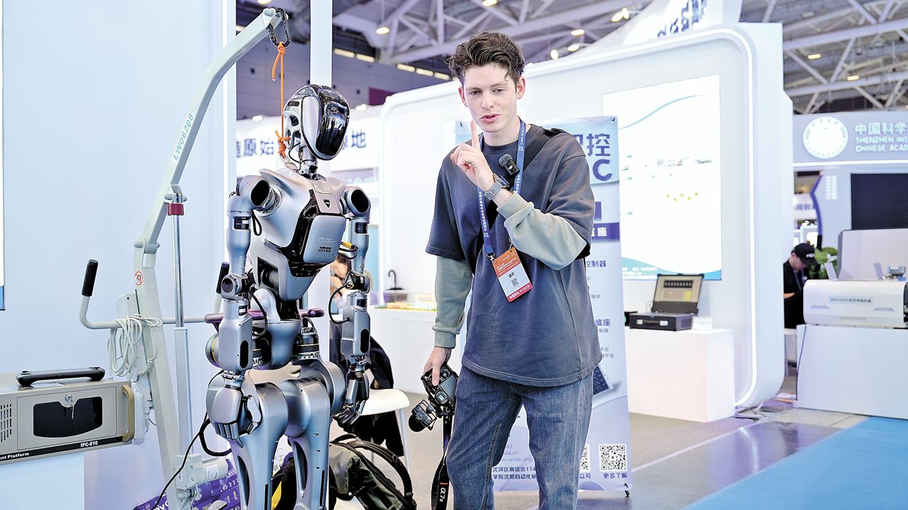 International vloggers amazed by SZ's tech landscape | EYESHENZHEN