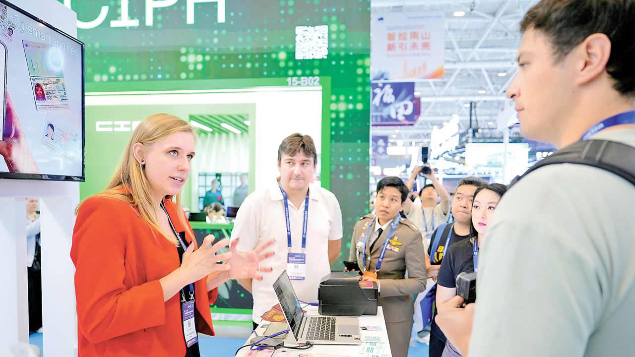 International vloggers amazed by SZ's tech landscape | EYESHENZHEN
