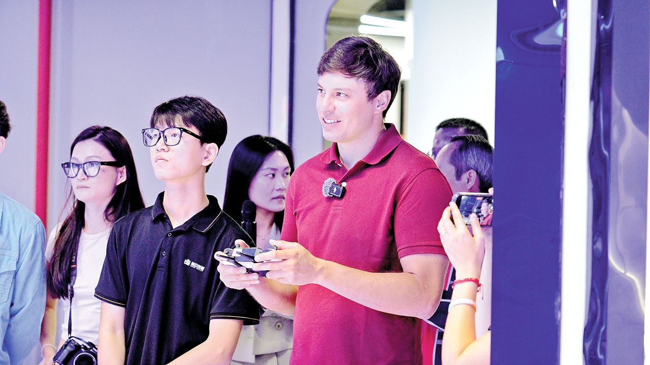International vloggers amazed by SZ's tech landscape | EYESHENZHEN
