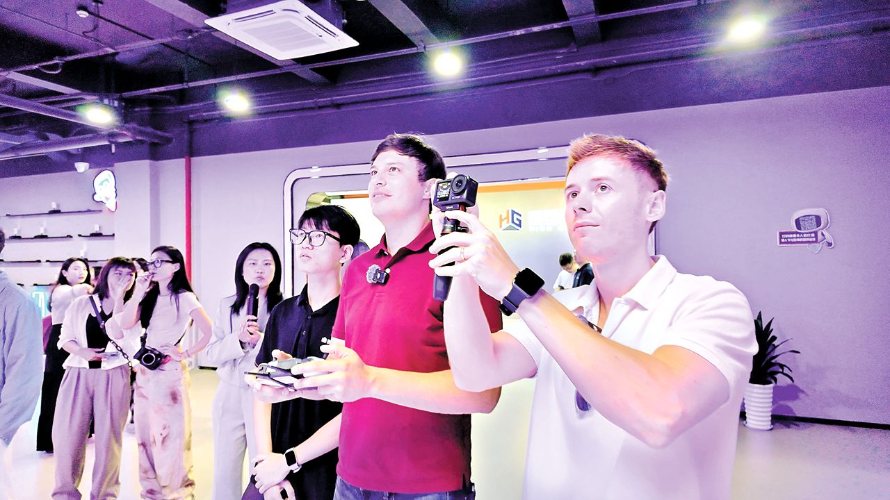International vloggers amazed by SZ's tech landscape | EYESHENZHEN