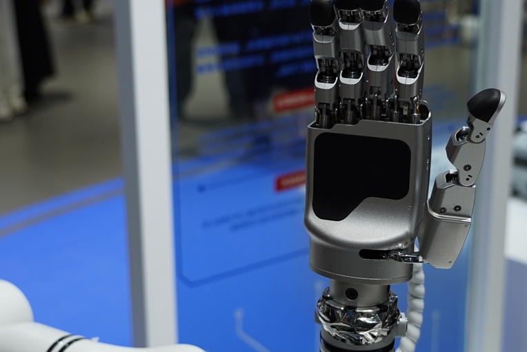 Collaborative robots shine at Bao'an booth | EYESHENZHEN