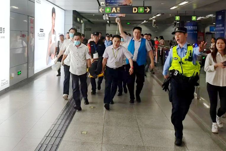 Quick AED response saves collapsed man | EYESHENZHEN